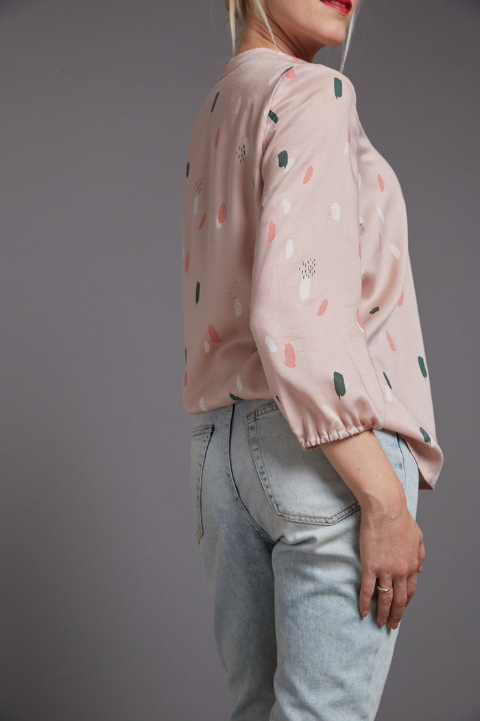 The Avid Seamstress Blouse – The Fold Line